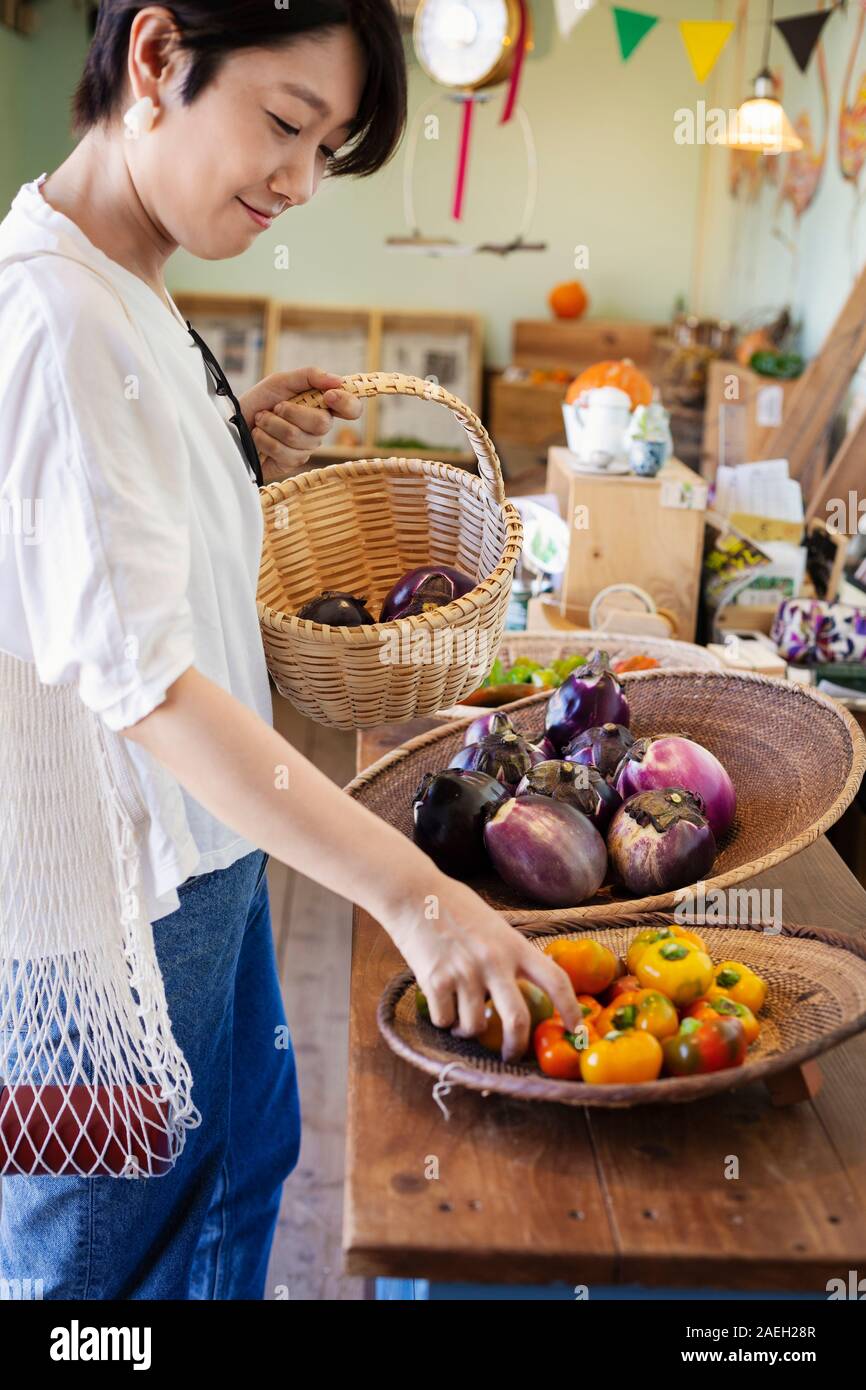 Bell peppers greengrocers shop hi-res stock photography and images - Alamy