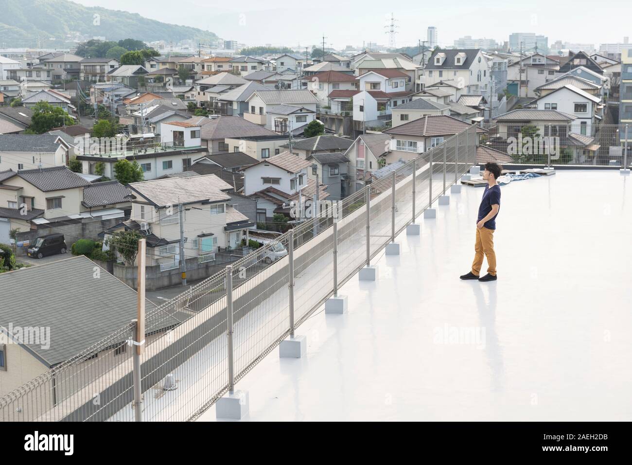 Man standing on high roof hi-res stock photography and images - Alamy