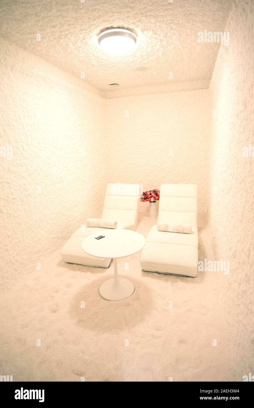 Empty chair therapy hi-res stock photography and images - Alamy