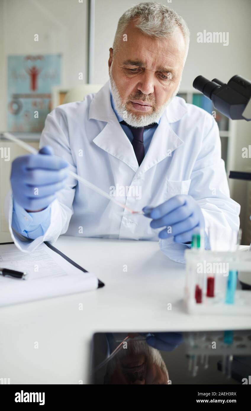 Scientific experiment hi-res stock photography and images - Alamy