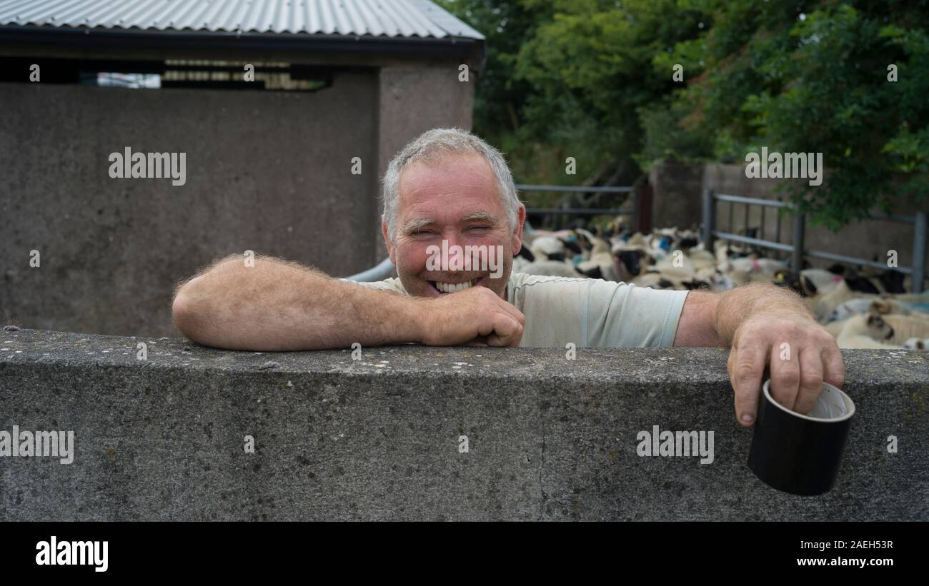 Man peeking over wall hi-res stock photography and images - Alamy