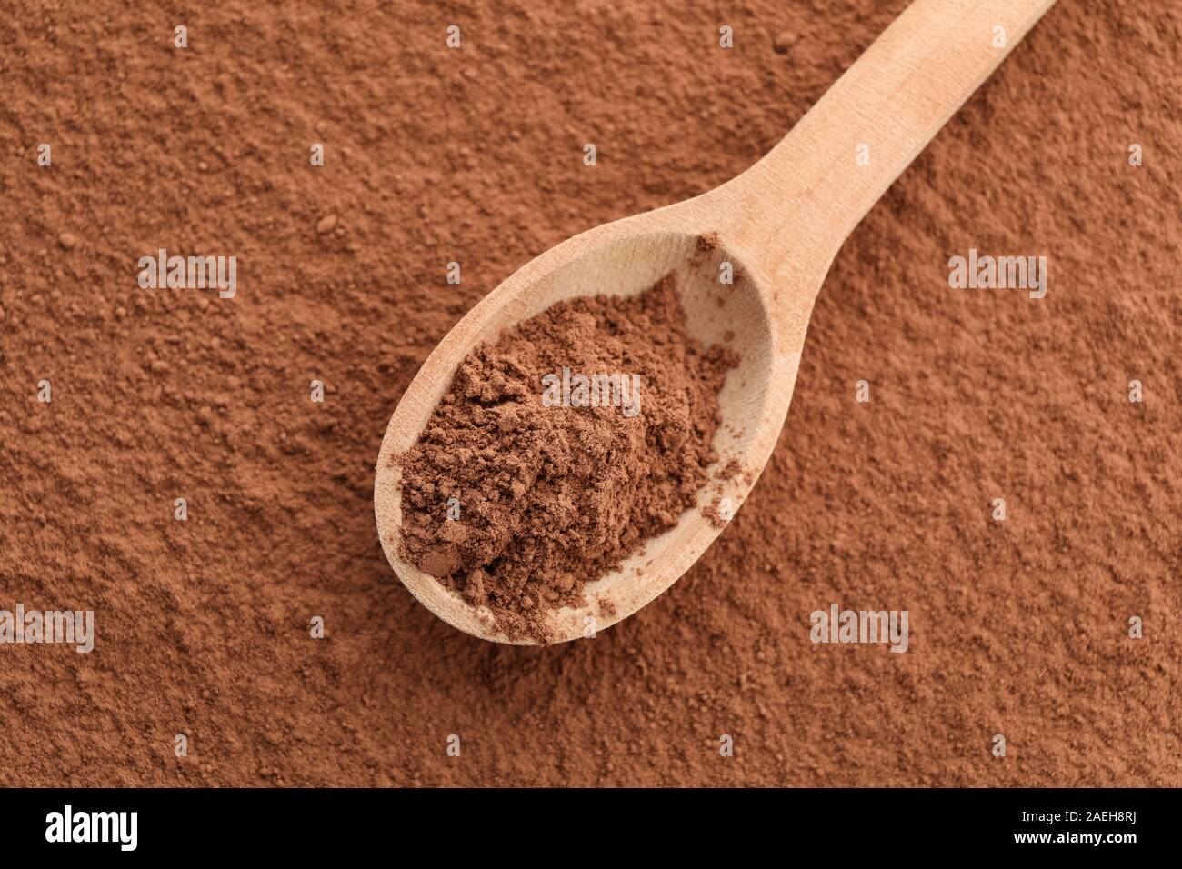 Wooden spoon and cocoa powder background, close up and copy space Stock ...