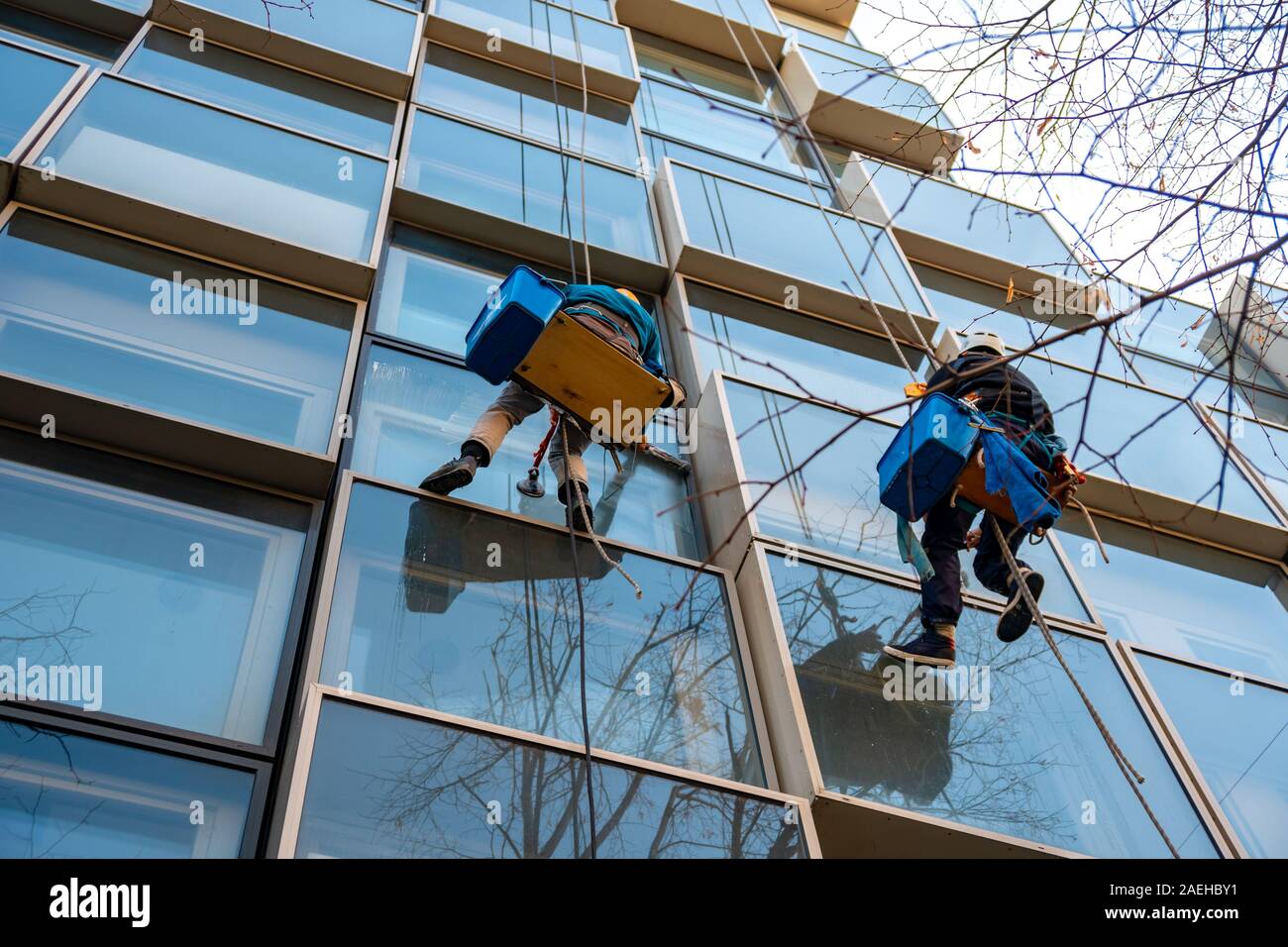 Window cleaner climbing ropes hi-res stock photography and images - Alamy