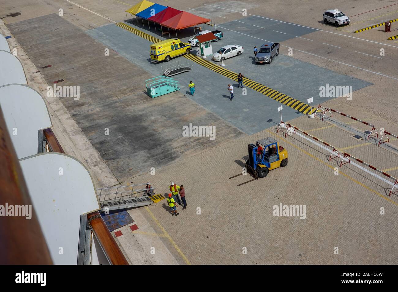 Ramp crew hi-res stock photography and images - Alamy