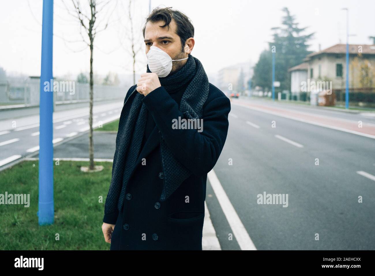 Man wearing protection mask against traffic smog air Stock Photo - Alamy