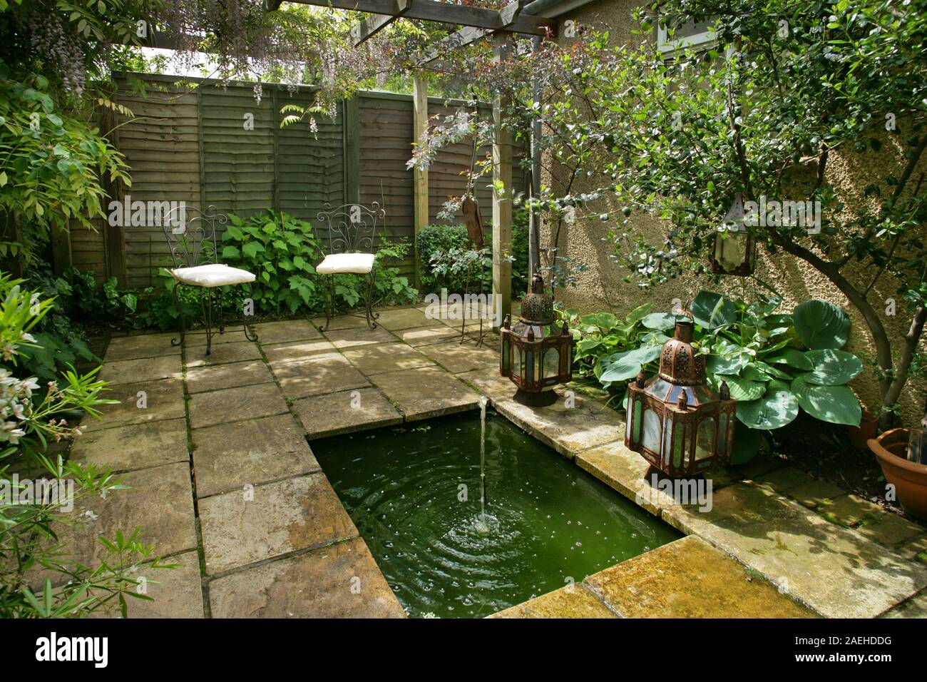 Small water feature garden hi-res stock photography and images - Alamy