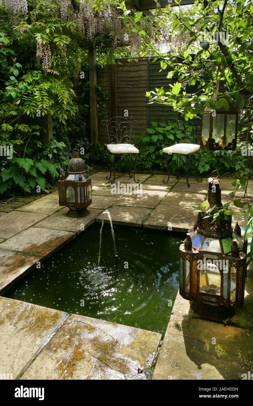 Small water feature garden hi-res stock photography and images - Alamy