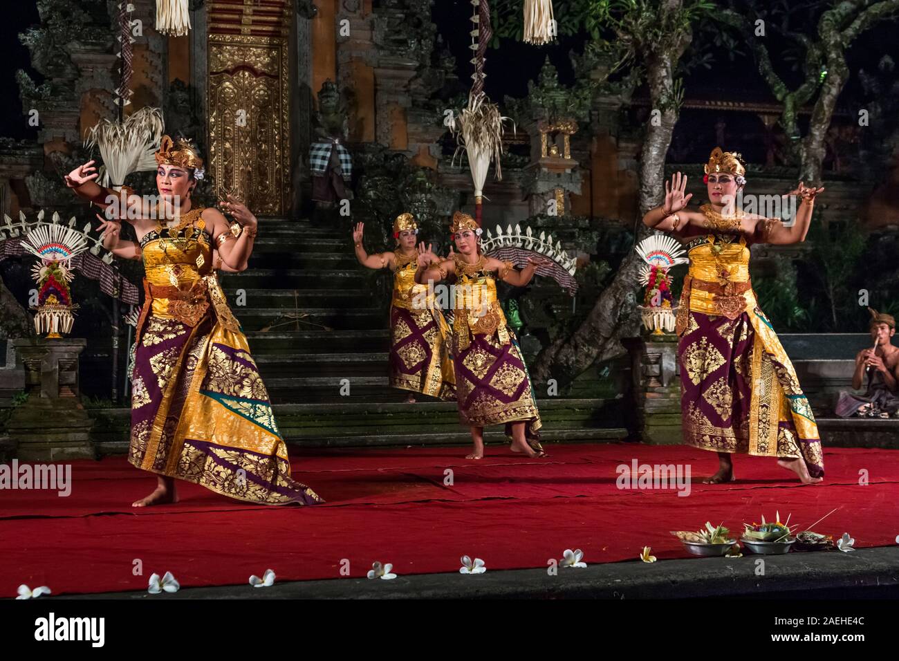 Janger dance hi-res stock photography and images - Alamy