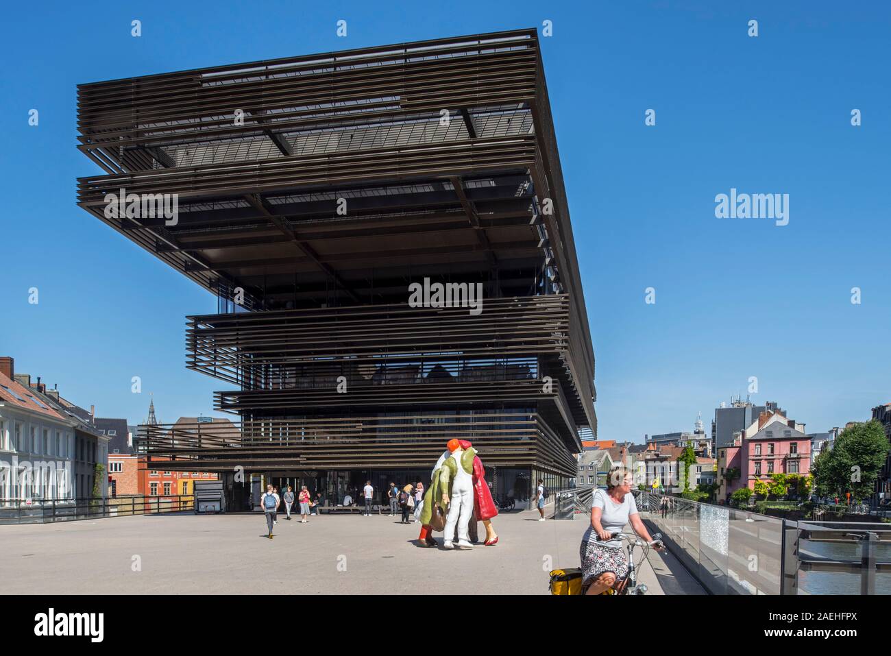 Modern libraries hi-res stock photography and images - Alamy