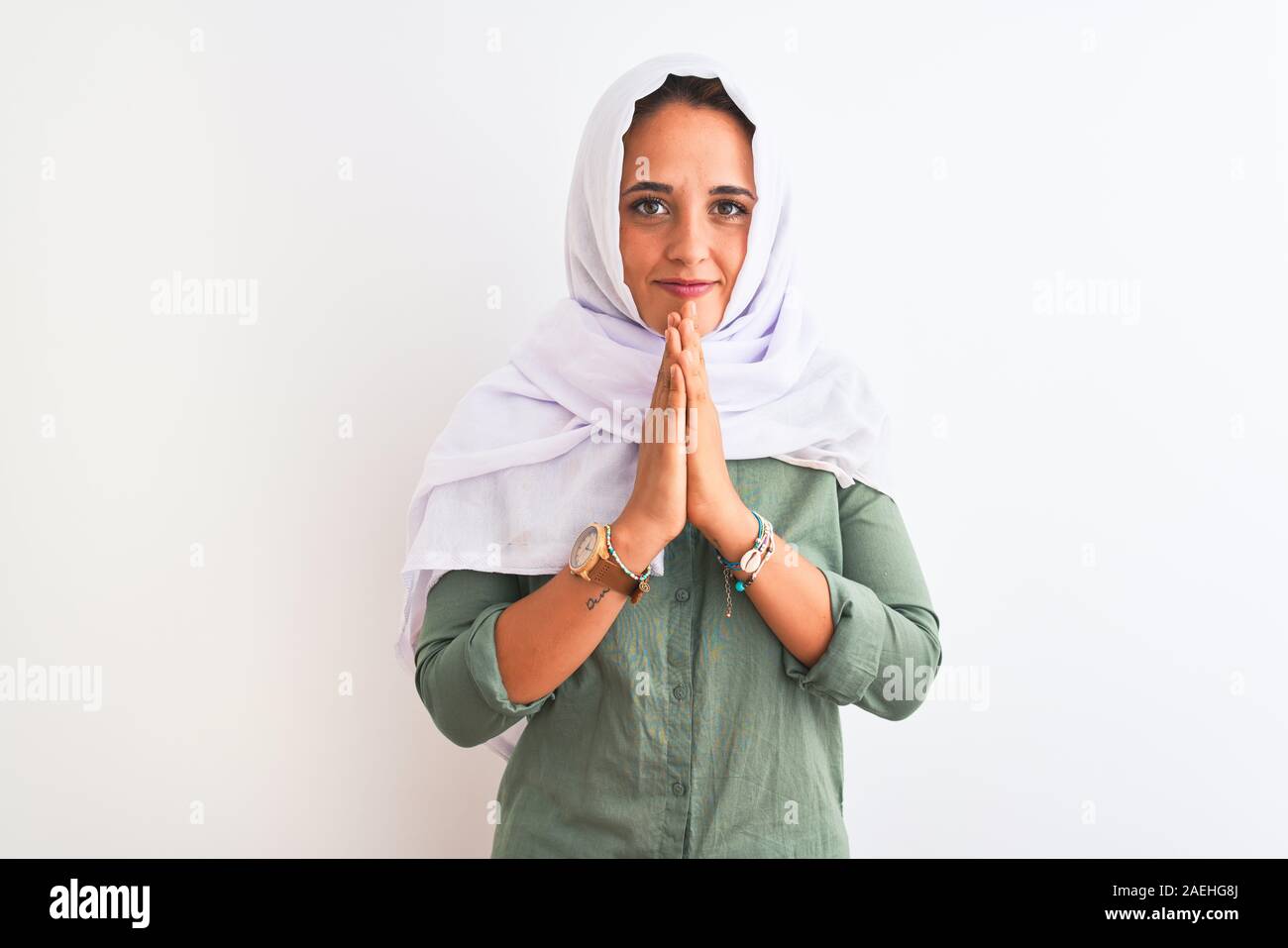 Young beautiful Arab woman wearing traditional Muslim hijab over ...