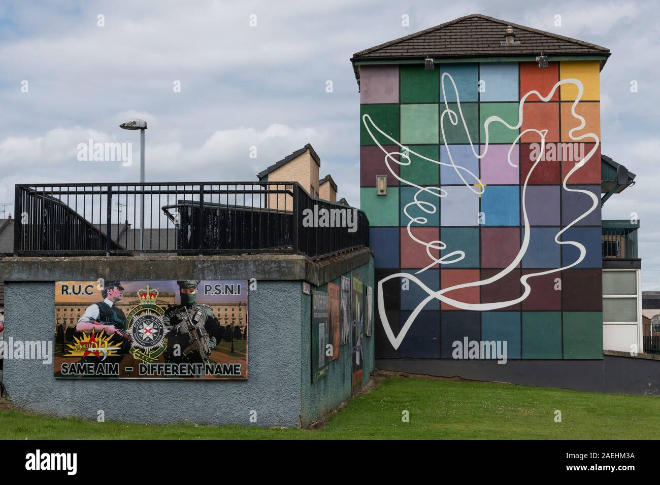 Picture of dove painted on wall of building, Free Derry, Londonderry ...
