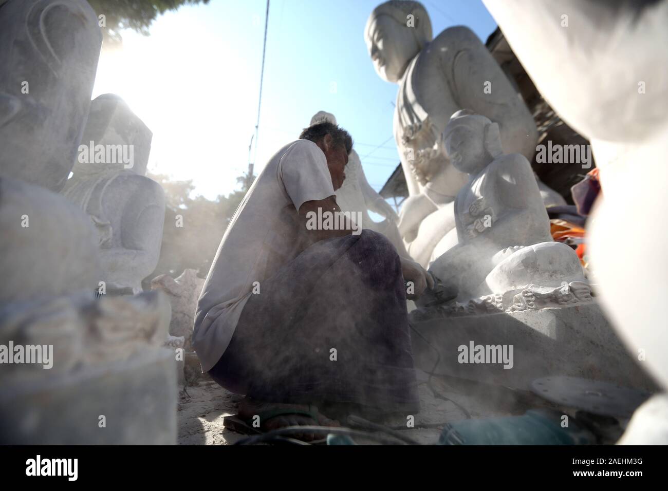 (191209) -- MANDALAY, Dec. 9, 2019 (Xinhua) -- A craftsman chisels ...