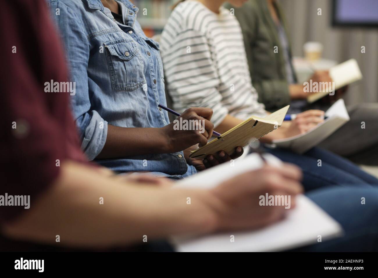 Men and women reading and writing group hi-res stock photography and ...