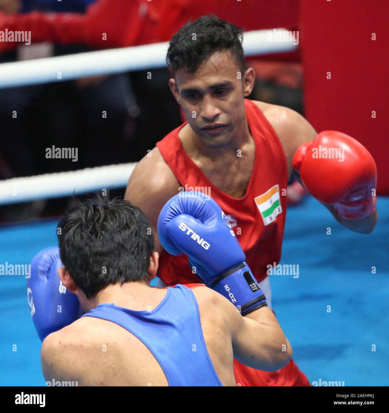 Kathmandu, Nepal. 9th Dec, 2019. Vinod Tanwar (R) of India competes ...