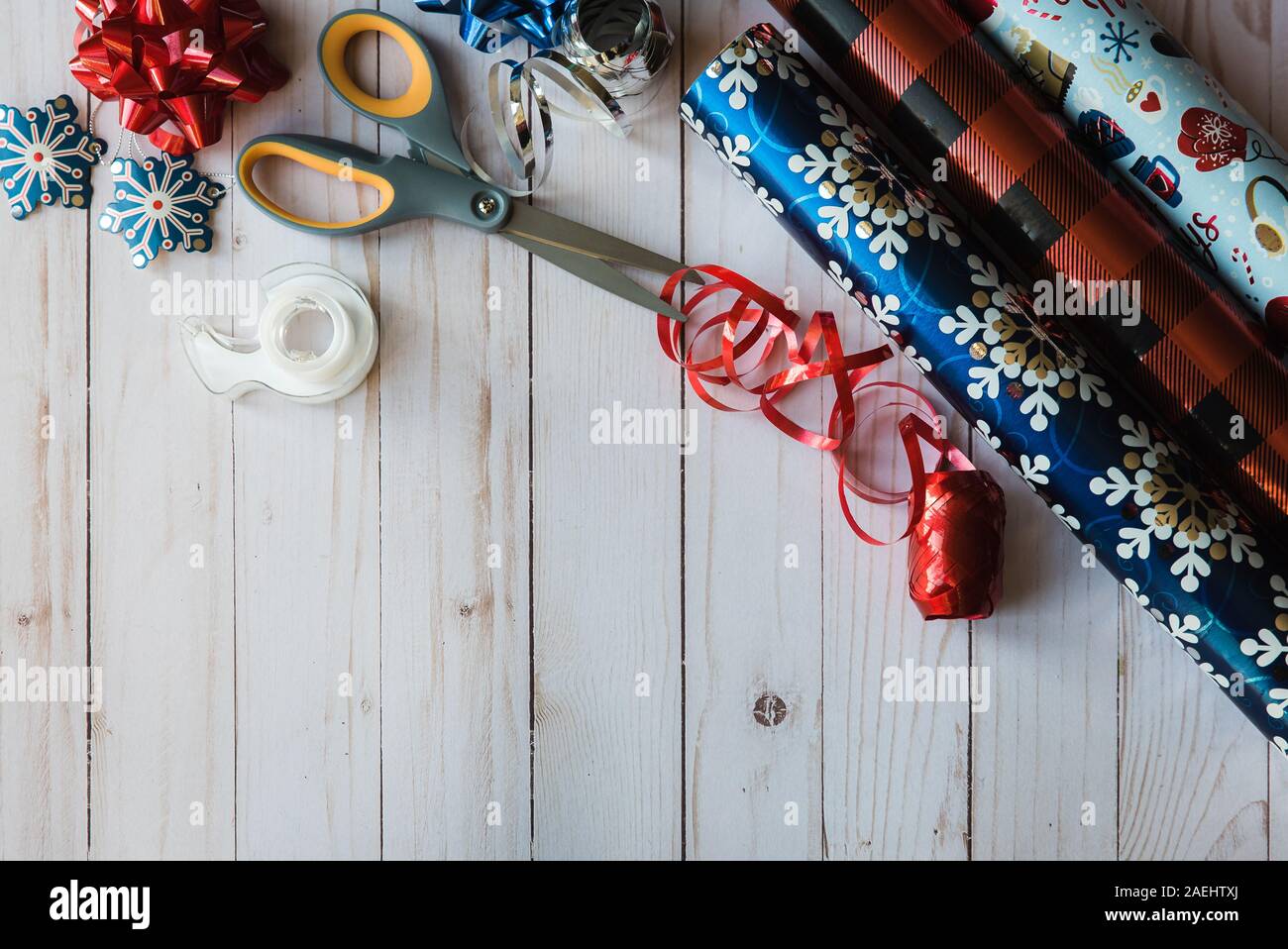 Wrapping table hi-res stock photography and images - Alamy