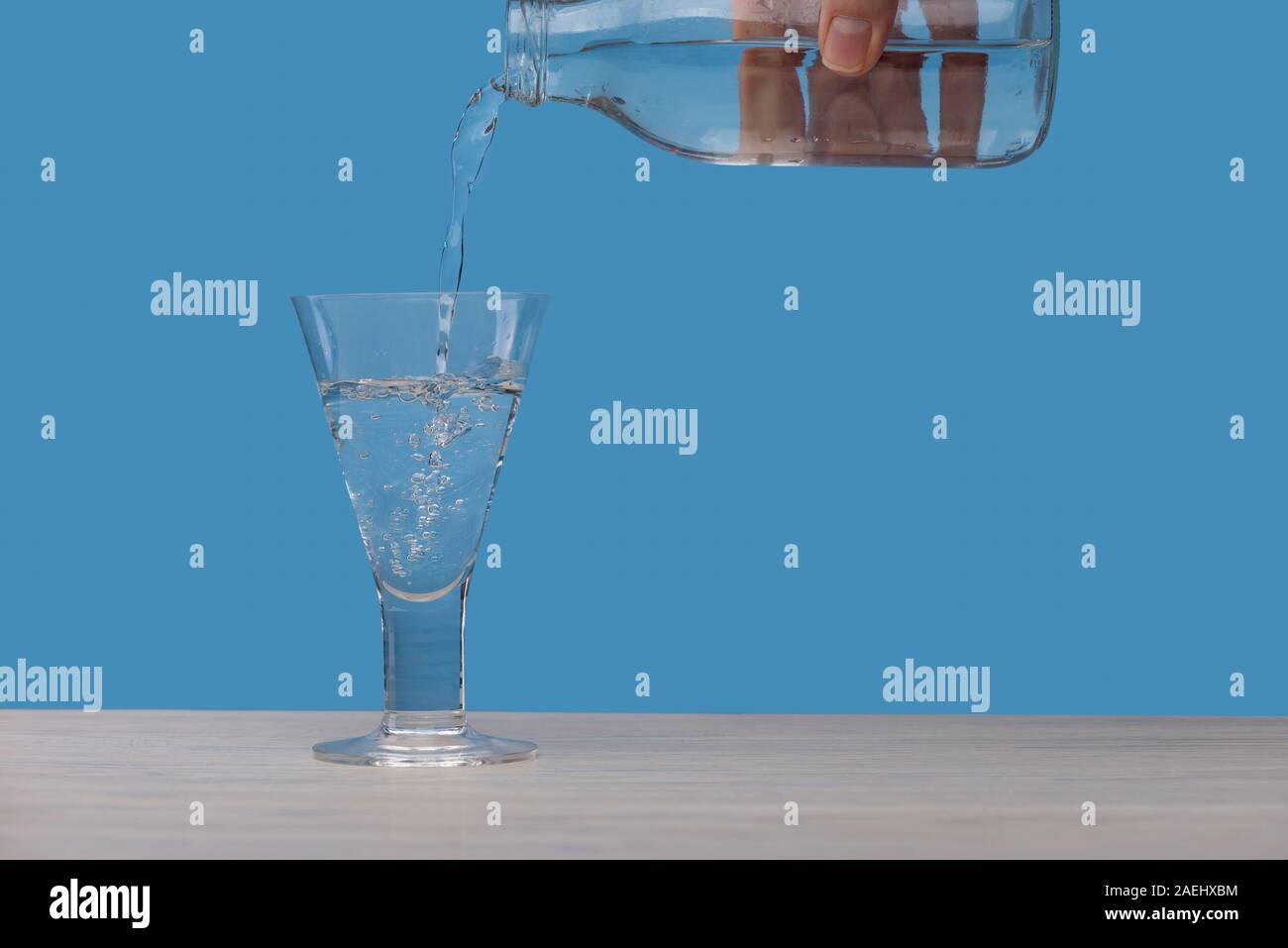 Water pouring glass hi-res stock photography and images - Alamy