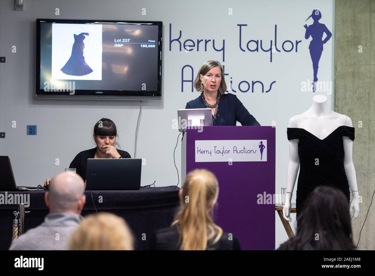 Midnight blue victor edelstein gown hi-res stock photography and images ...