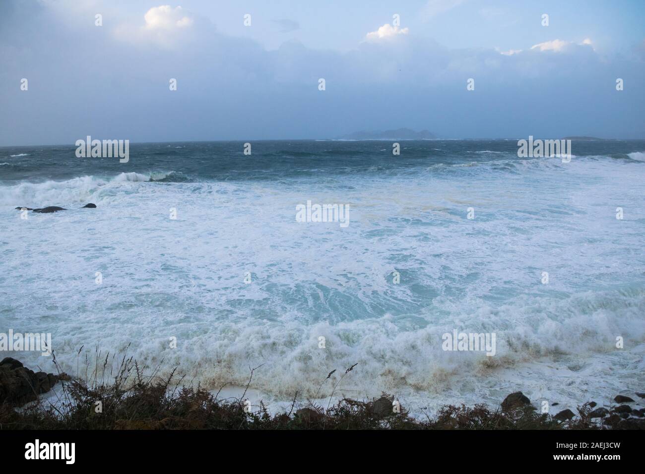 Reaching waves hi-res stock photography and images - Alamy
