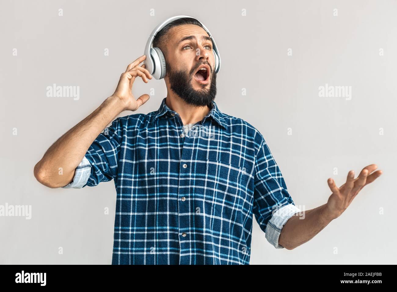 Bearded man sing in hi-res stock photography and images - Alamy
