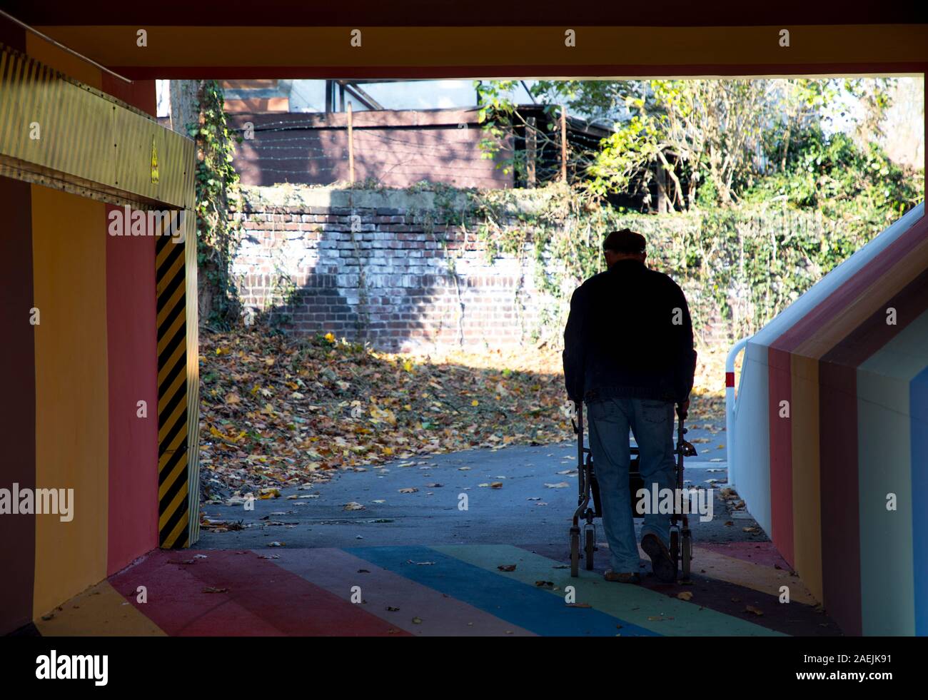 Old age stooped hi-res stock photography and images - Alamy