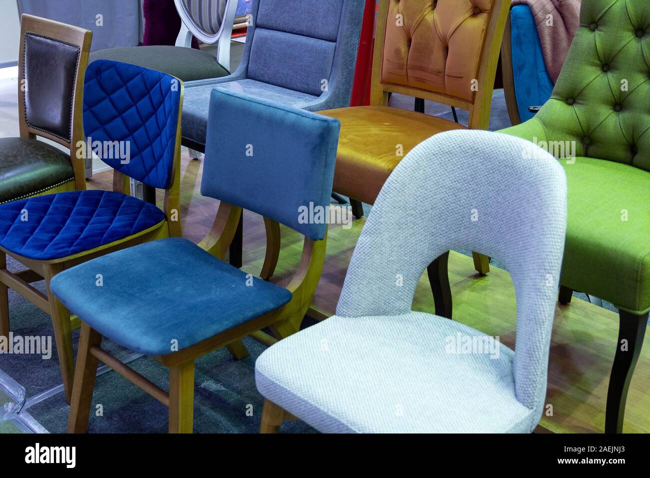 Display of chairs in retail space of furniture store Stock Photo - Alamy