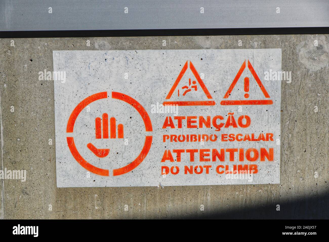 Warning sign on wall in Porto - Do Not Climb Stock Photo - Alamy
