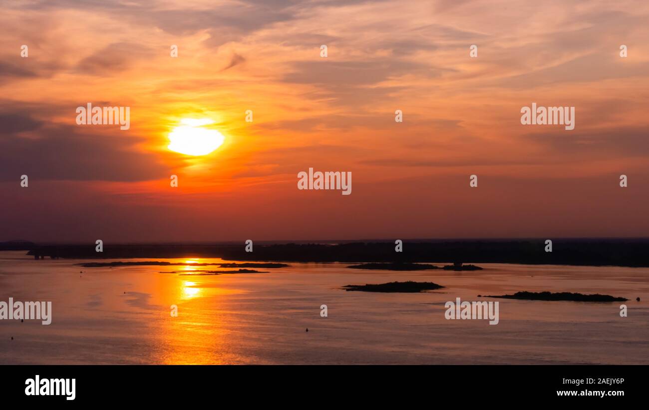 Dramatic colorful golden susnet on the Volga river Stock Photo - Alamy