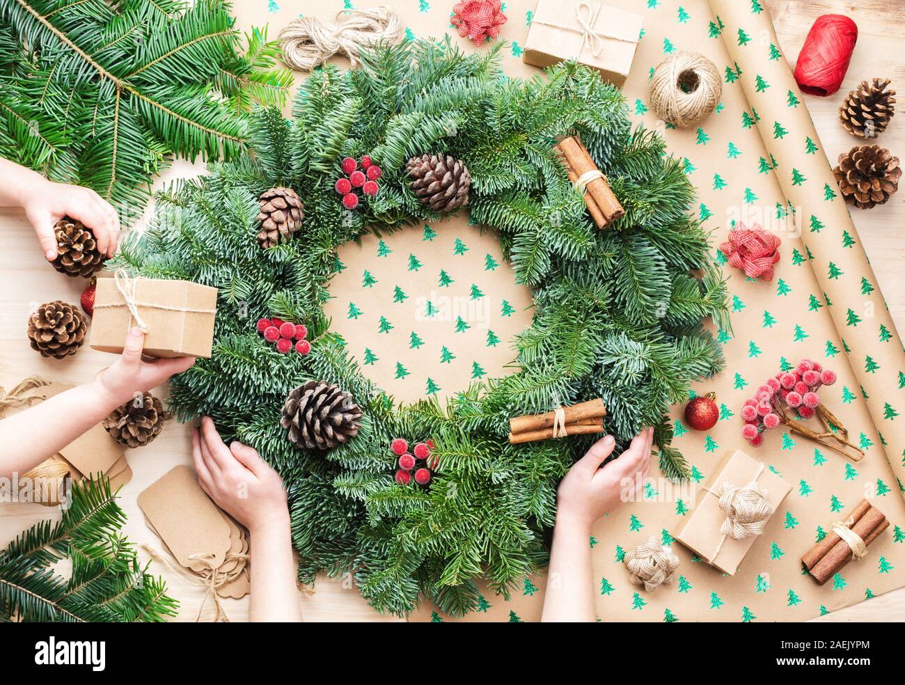 Childrens decorating christmas tree hi-res stock photography and images ...