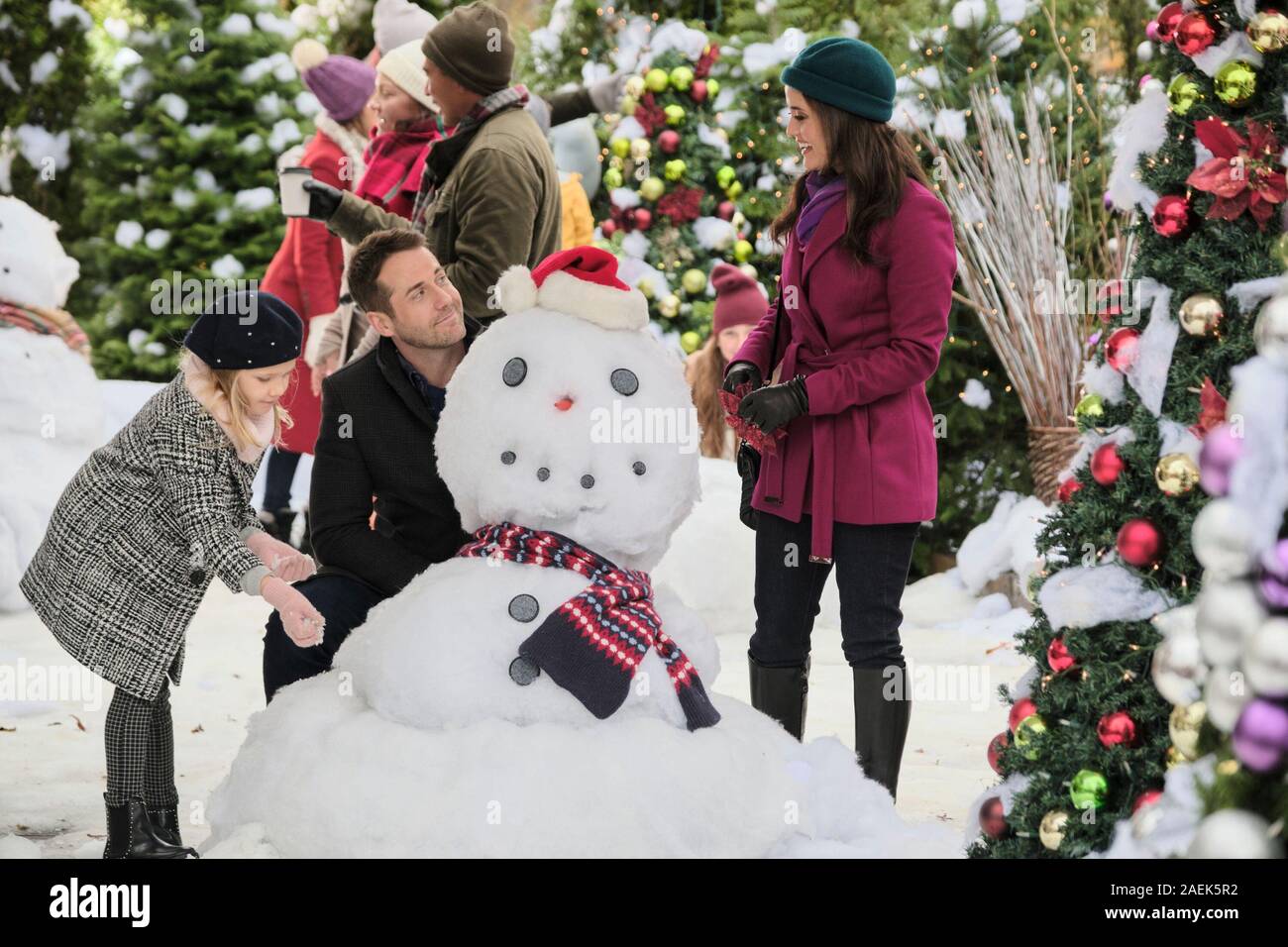 CHRISTMAS AT DOLLYWOOD, from left: Zoe Noelle Baker, Niall Matter ...
