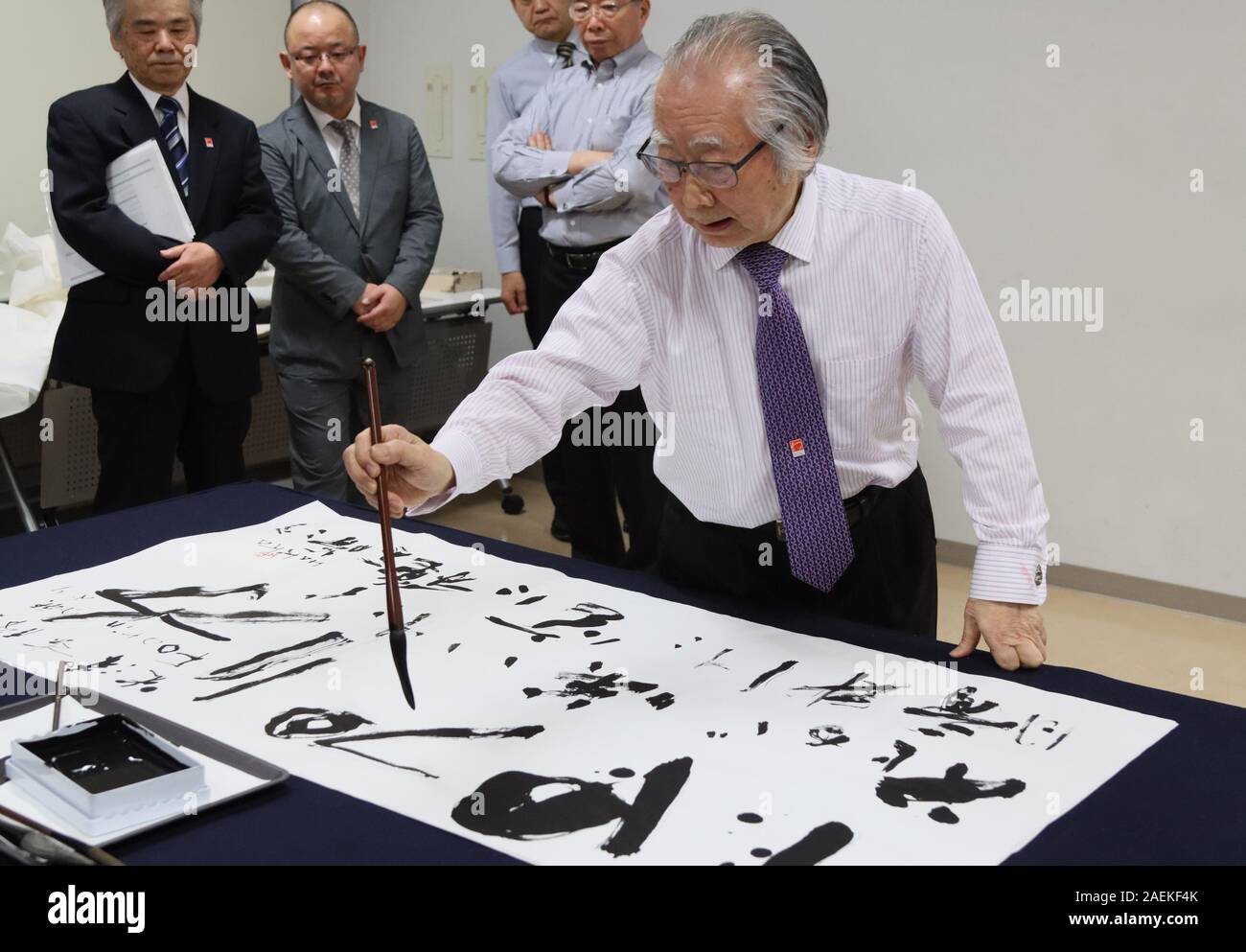 Tokyo, Japan. 9th Dec, 2019. Japanese calligrapher Hakko Ishitobi ...