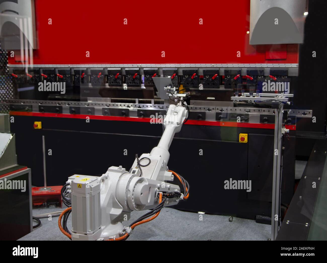 Robotic loading metal sheet to CNC Synchronize Hydraulic press ...