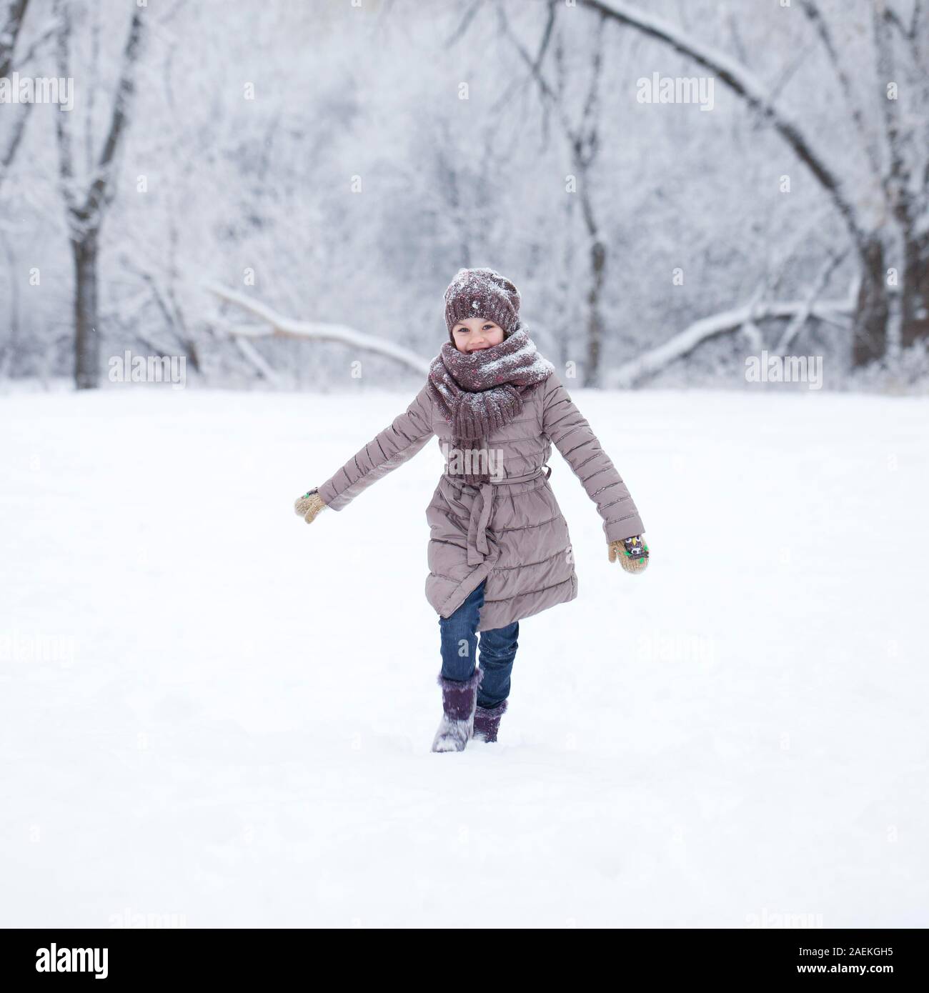 Child in winter clothes hi-res stock photography and images - Alamy