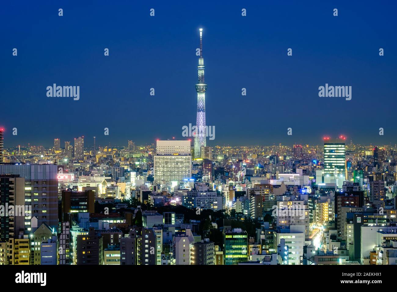Towering above the city Stock Photo - Alamy