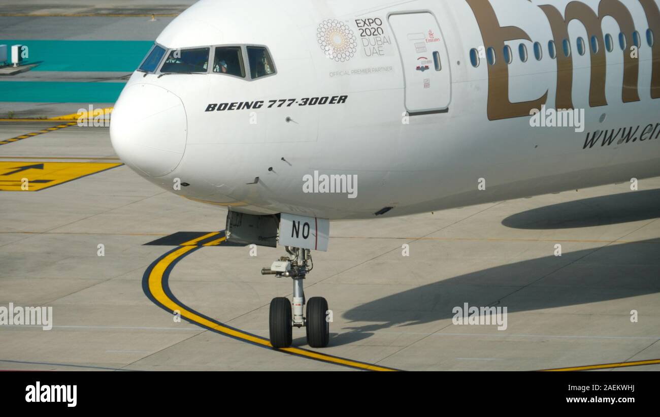 Emirates Boeing 777 taxiing Stock Photo - Alamy