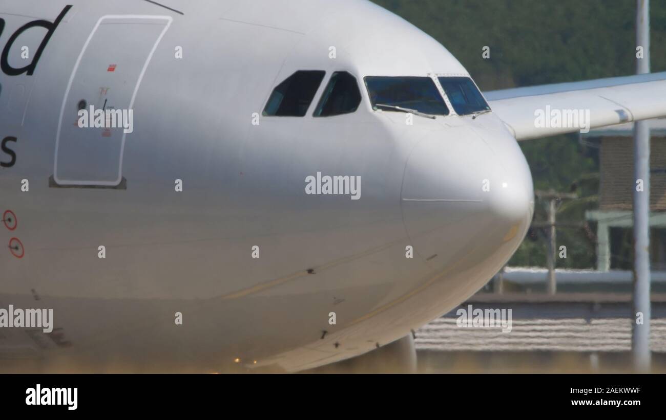 Airbus 330 landing hi-res stock photography and images - Alamy