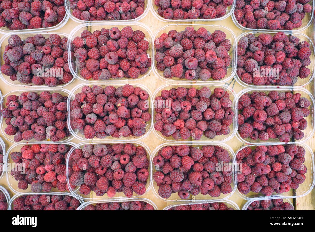 Fresh raspberries at a farmers market Stock Photo - Alamy