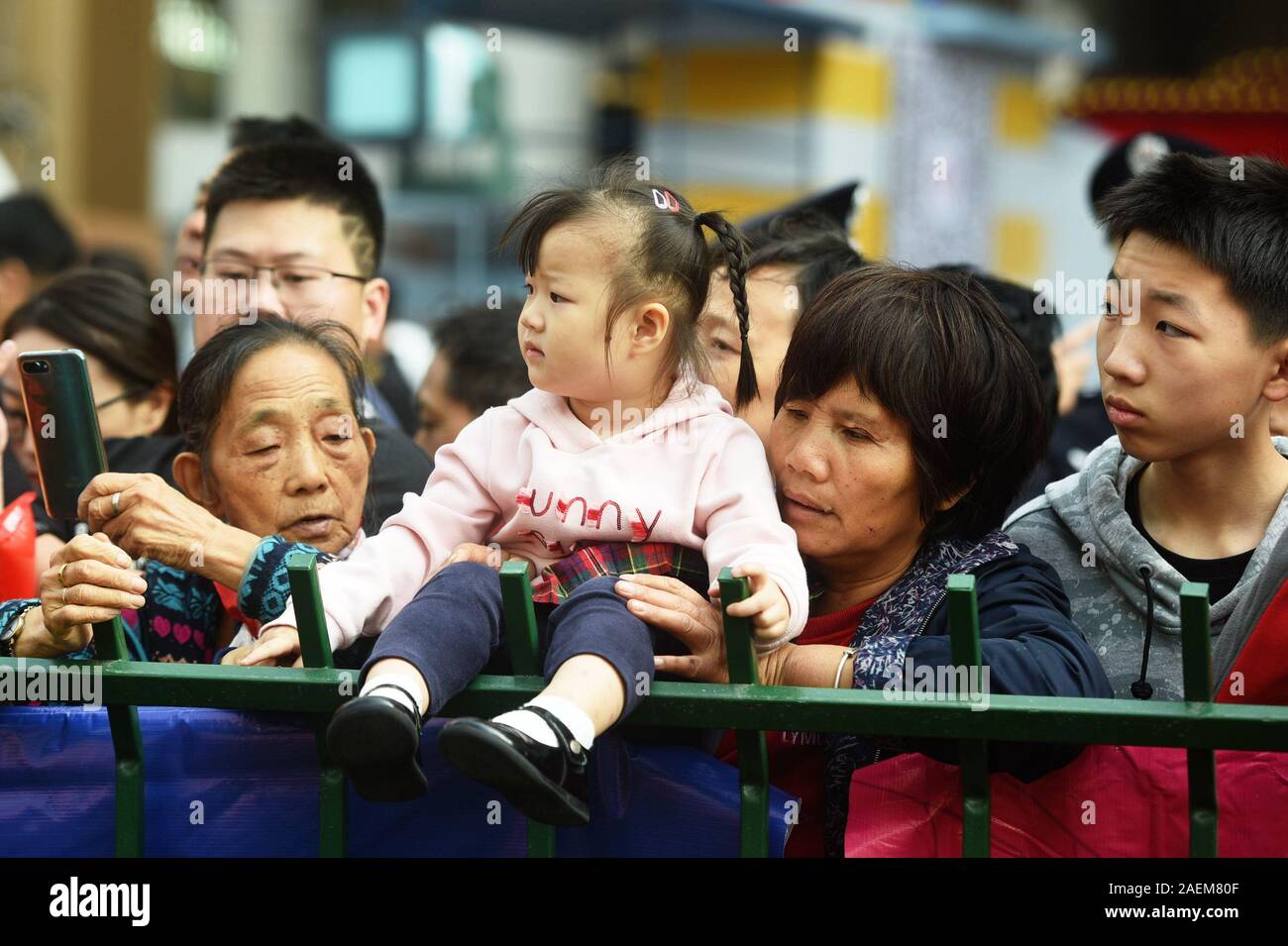 People watch the New Retail Carnival held to embrace the upcoming ...
