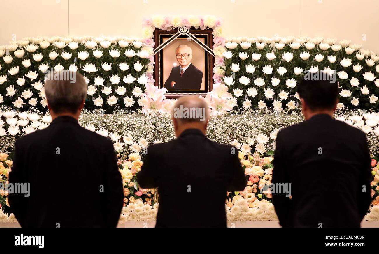10th Dec, 2019. Funeral of ex-Daewoo Group head Mourners pay tribute at ...