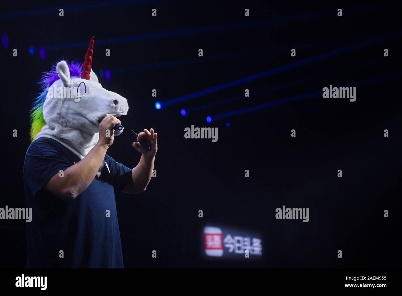Chinese Youtuber Unicorn Show, who dresses a unicorn headgear shooting ...