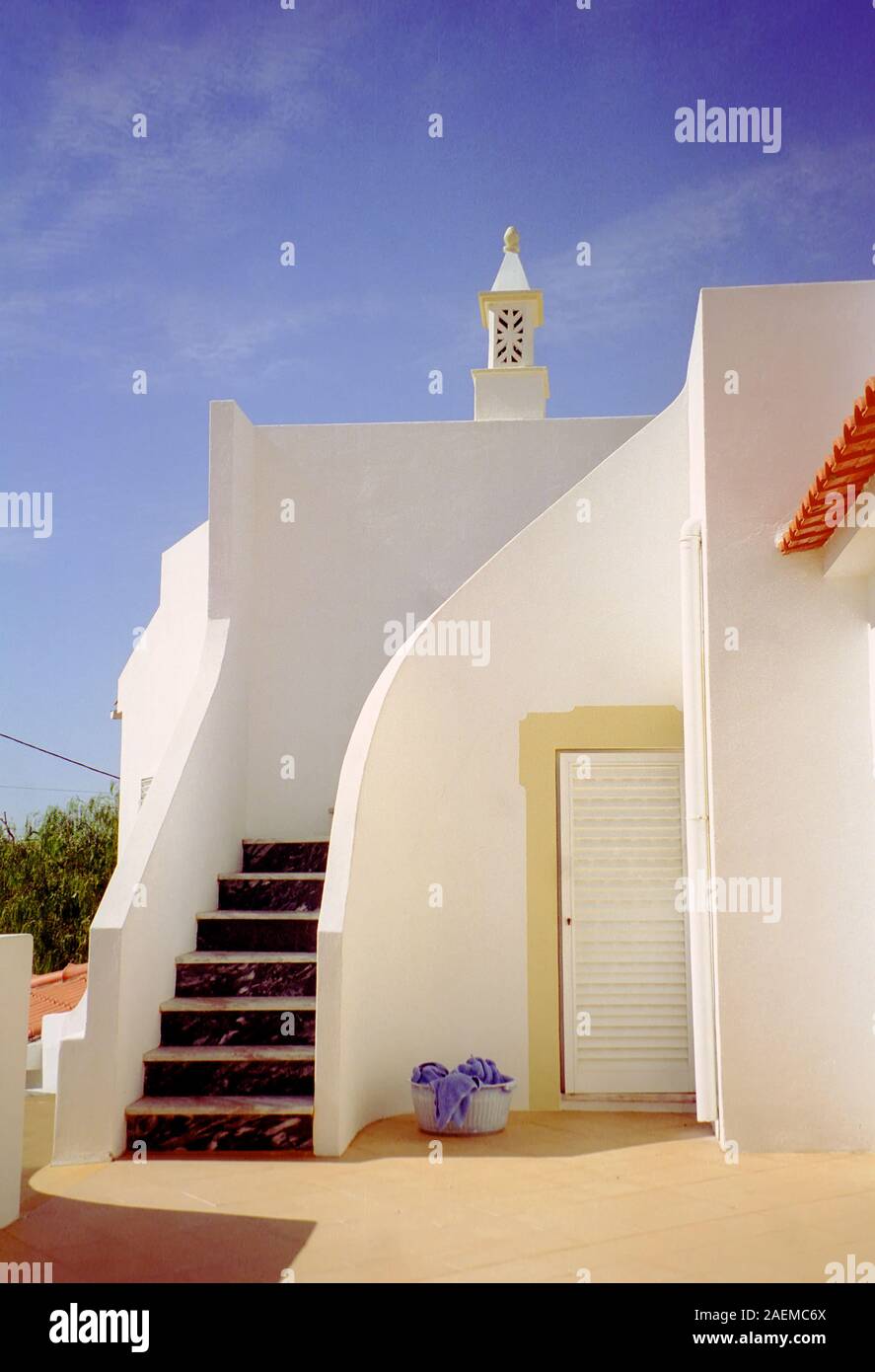 White building on a Greek Island in the sun Stock Photo - Alamy