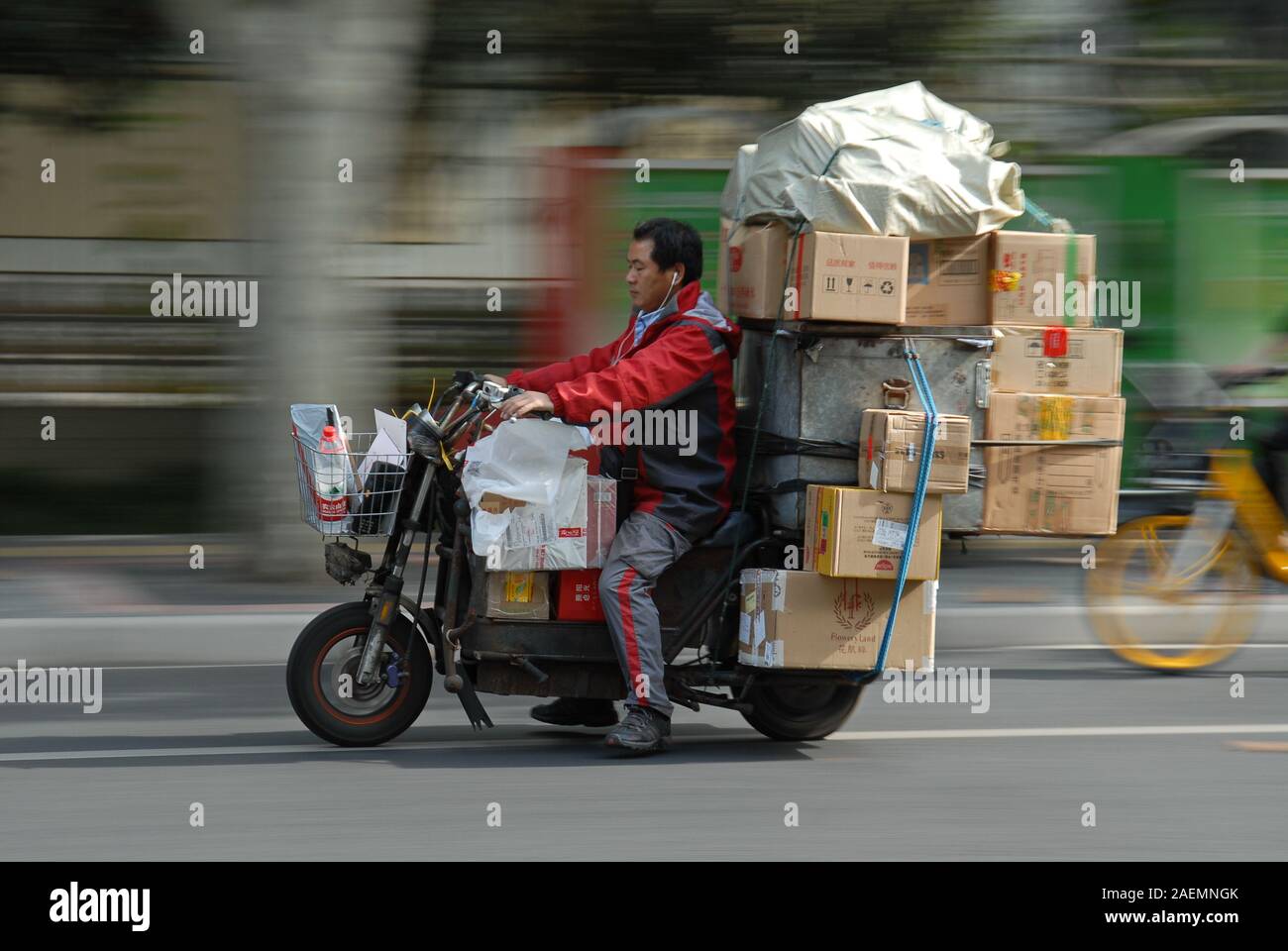 China shanghai deliveryman hi-res stock photography and images - Alamy