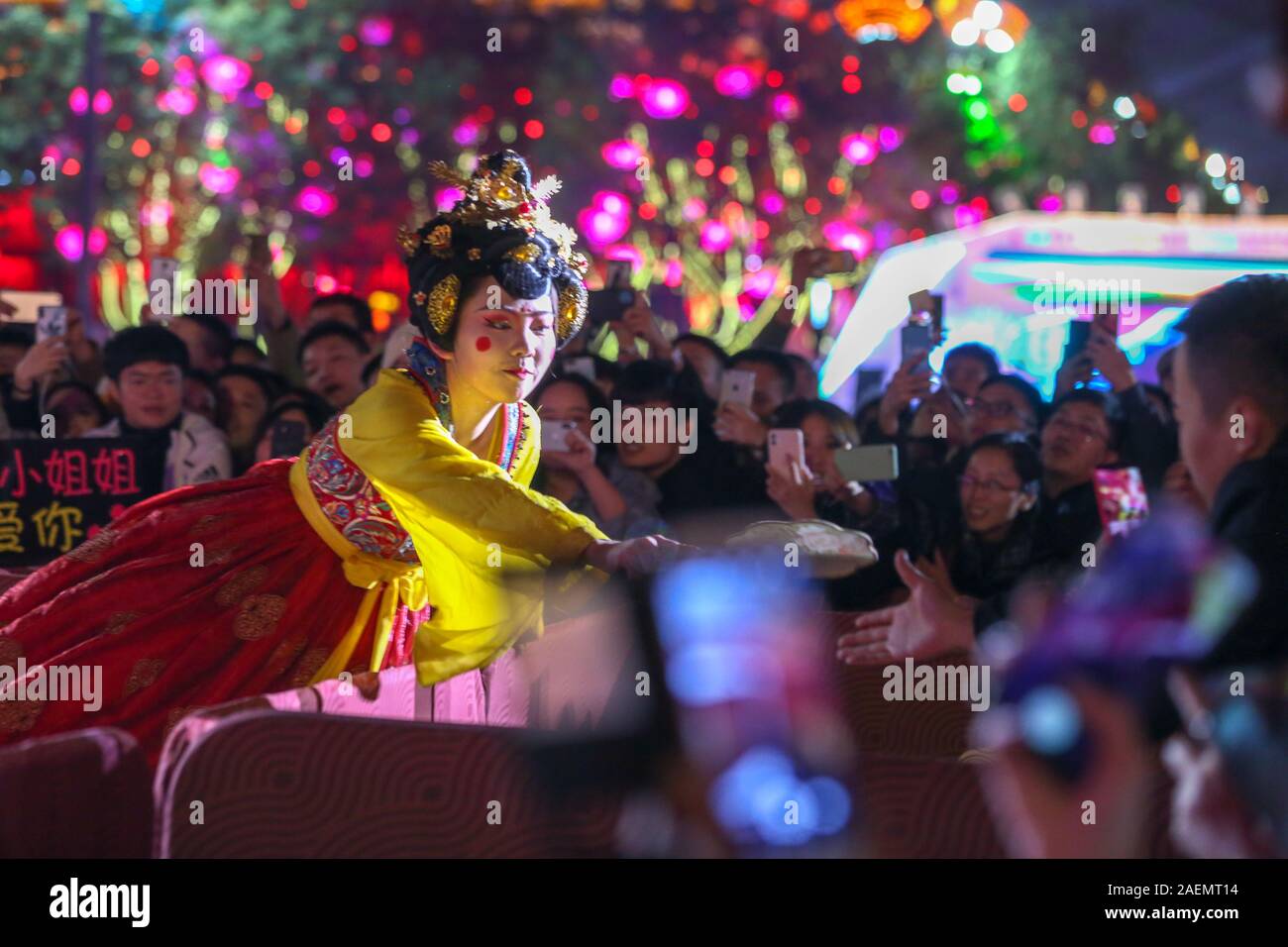 The "Roly-poly Woman" dances with elegance while interacting with ...