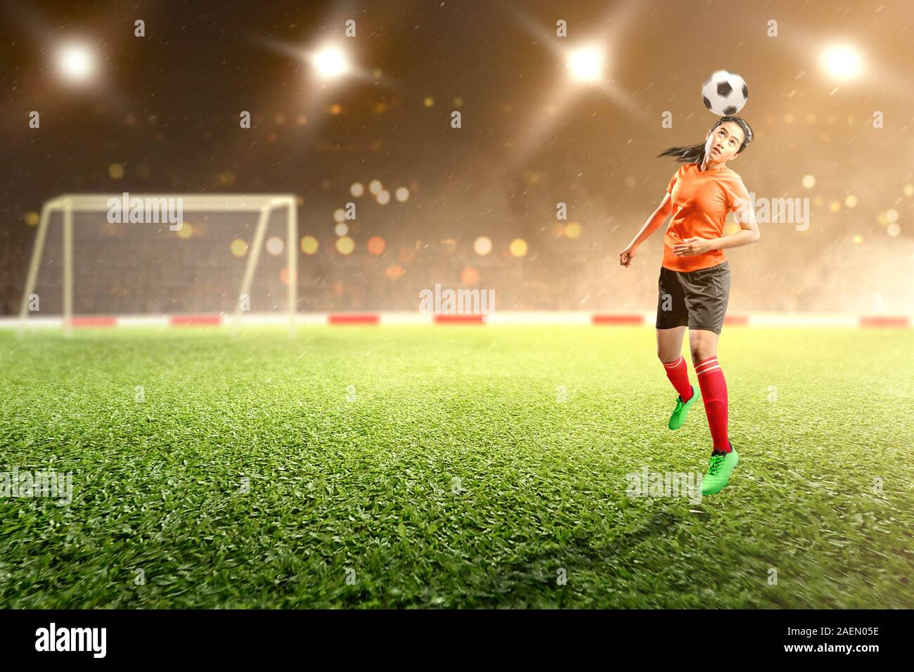 Female heading ball soccer hi-res stock photography and images - Alamy