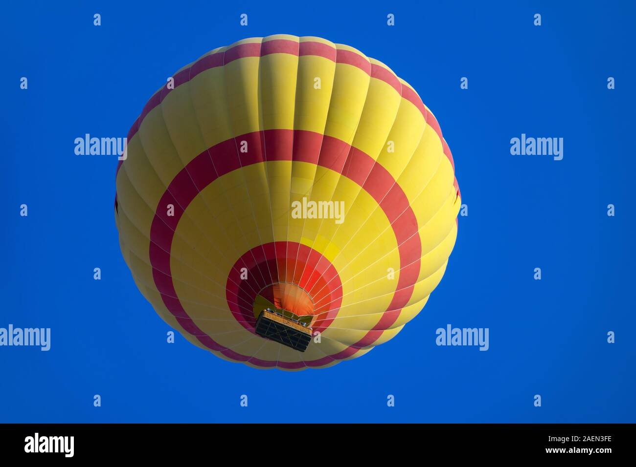 Yellow hot air balloon hi-res stock photography and images - Alamy