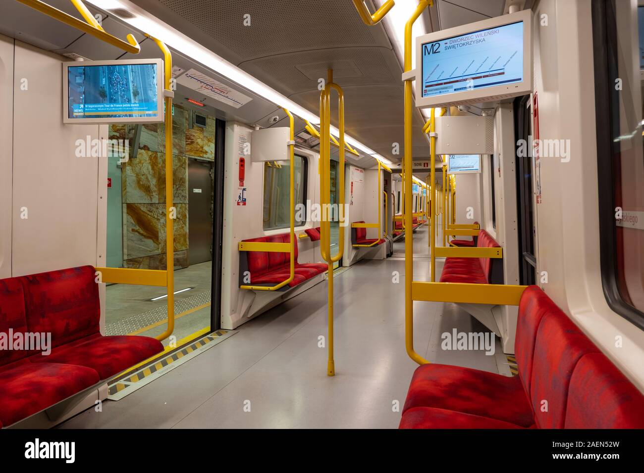 Open subway doors hi-res stock photography and images - Alamy