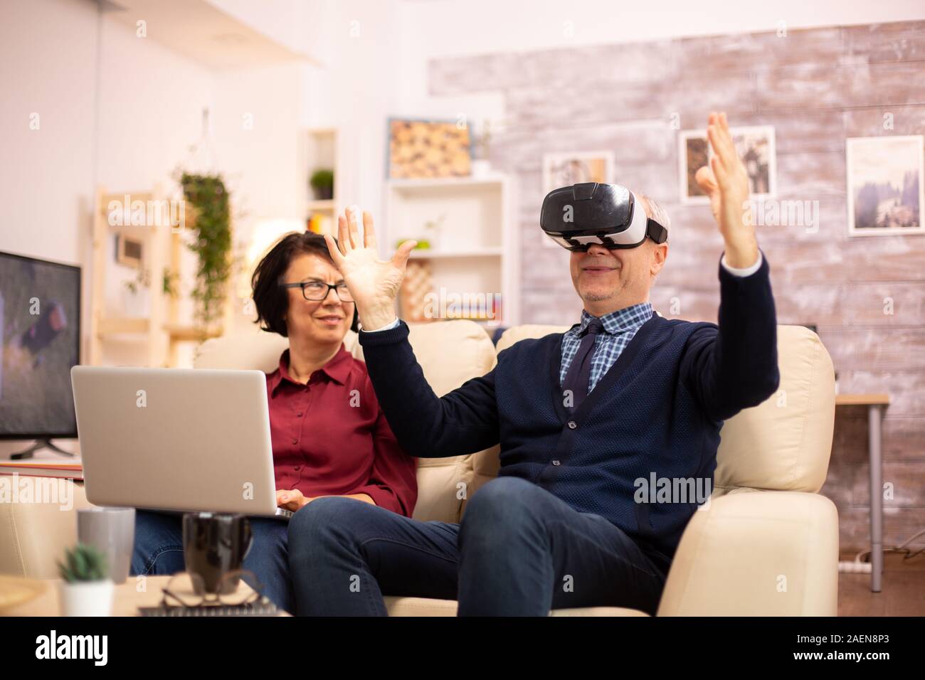 Elderly man in vr headset hi-res stock photography and images - Alamy