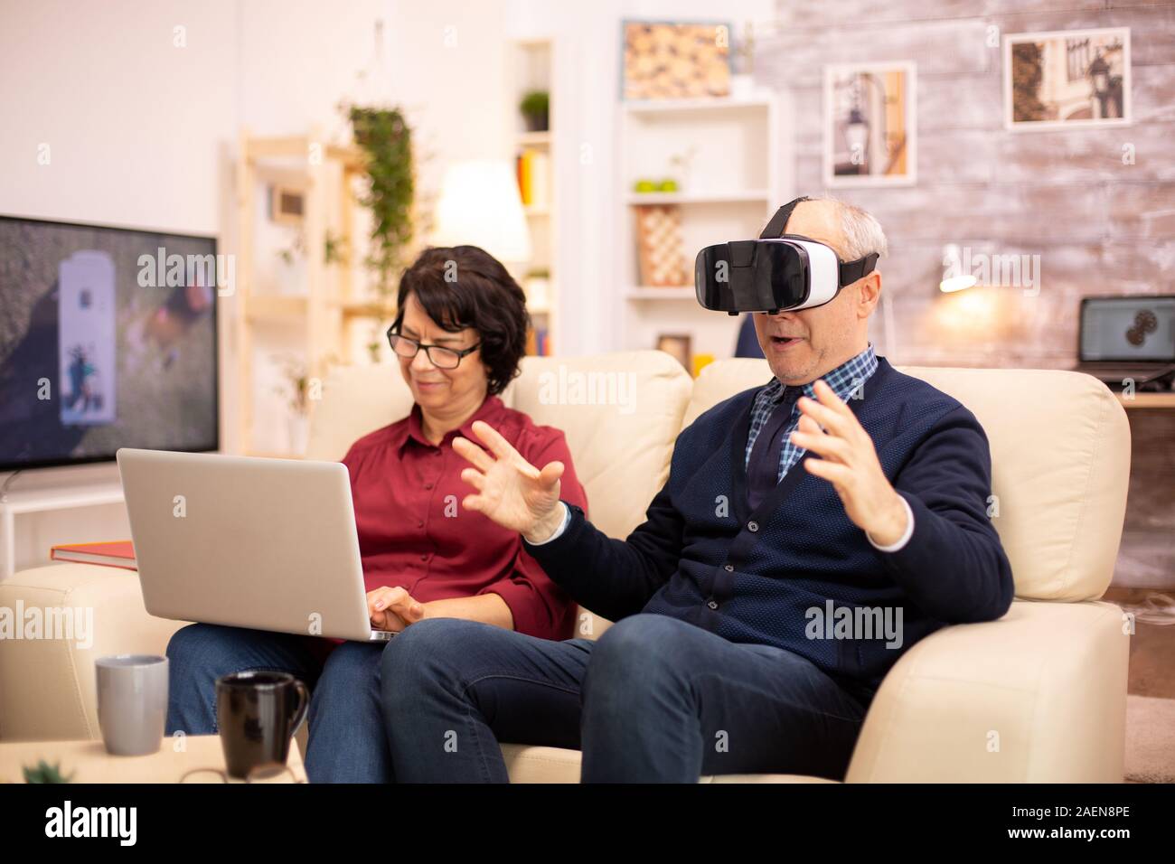 Elderly man in vr headset hi-res stock photography and images - Alamy