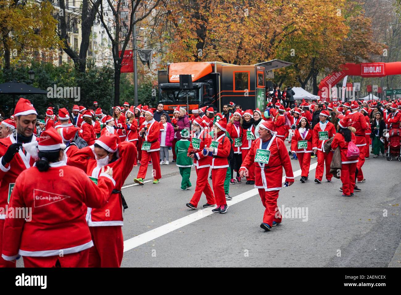 Holiday crowd snow street hi-res stock photography and images - Alamy