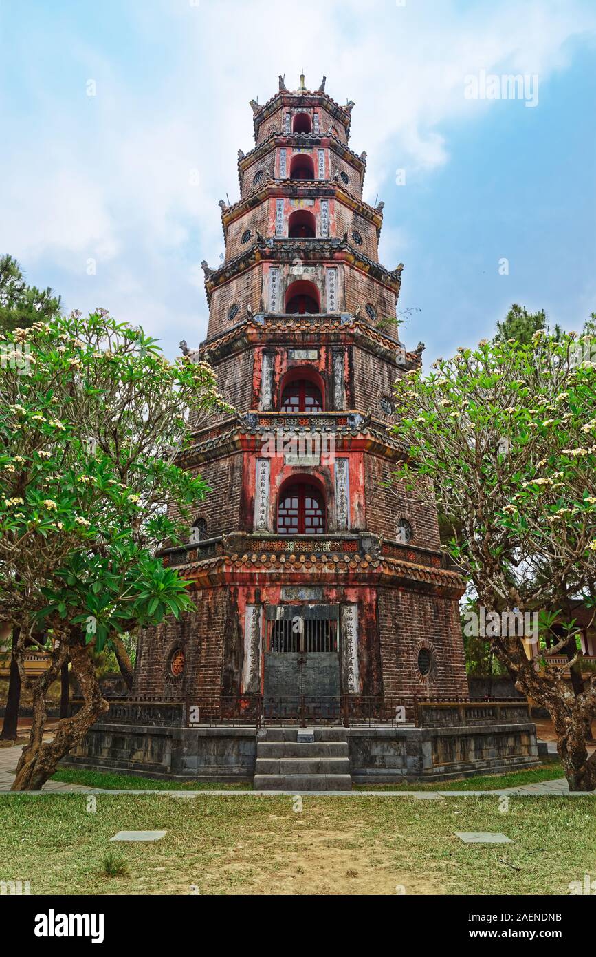 The Pagoda of the Celestial Lady (Phuoc Duyen Thien Mu Pagode) in Hue ...