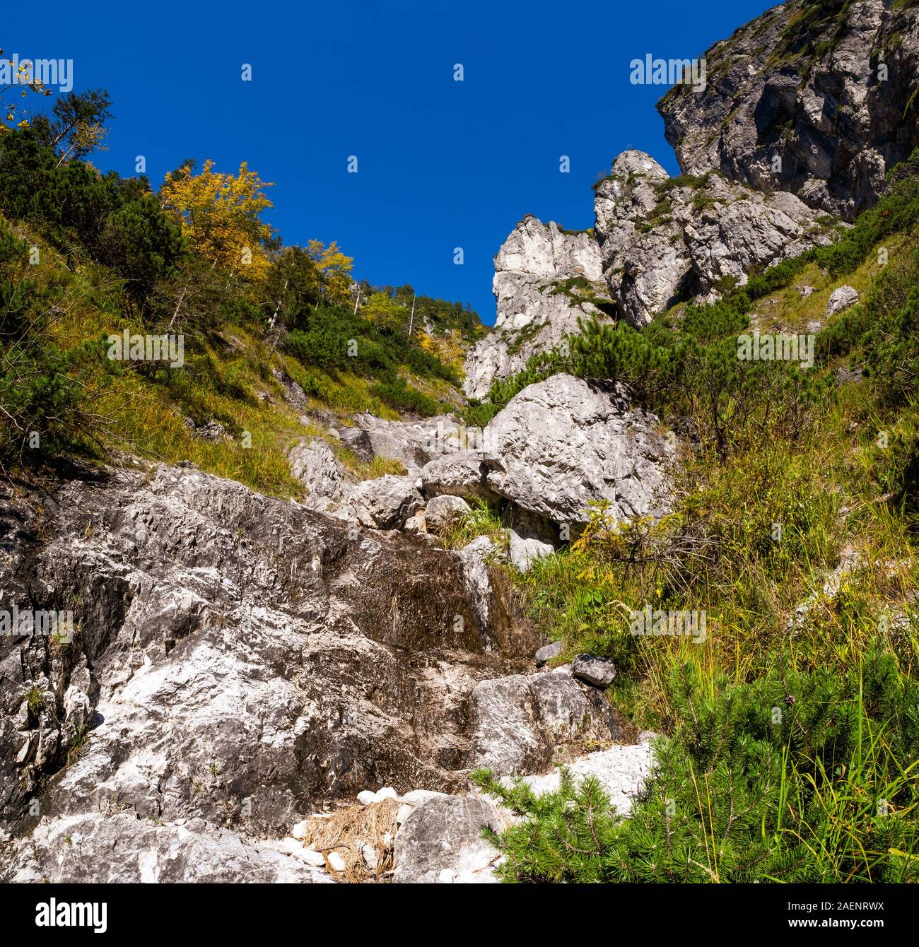 Sunny idyllic colorful autumn alpine scene. Peaceful rocky mountain ...